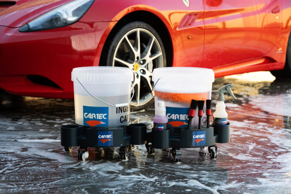 What is the two-bucket car washing method?